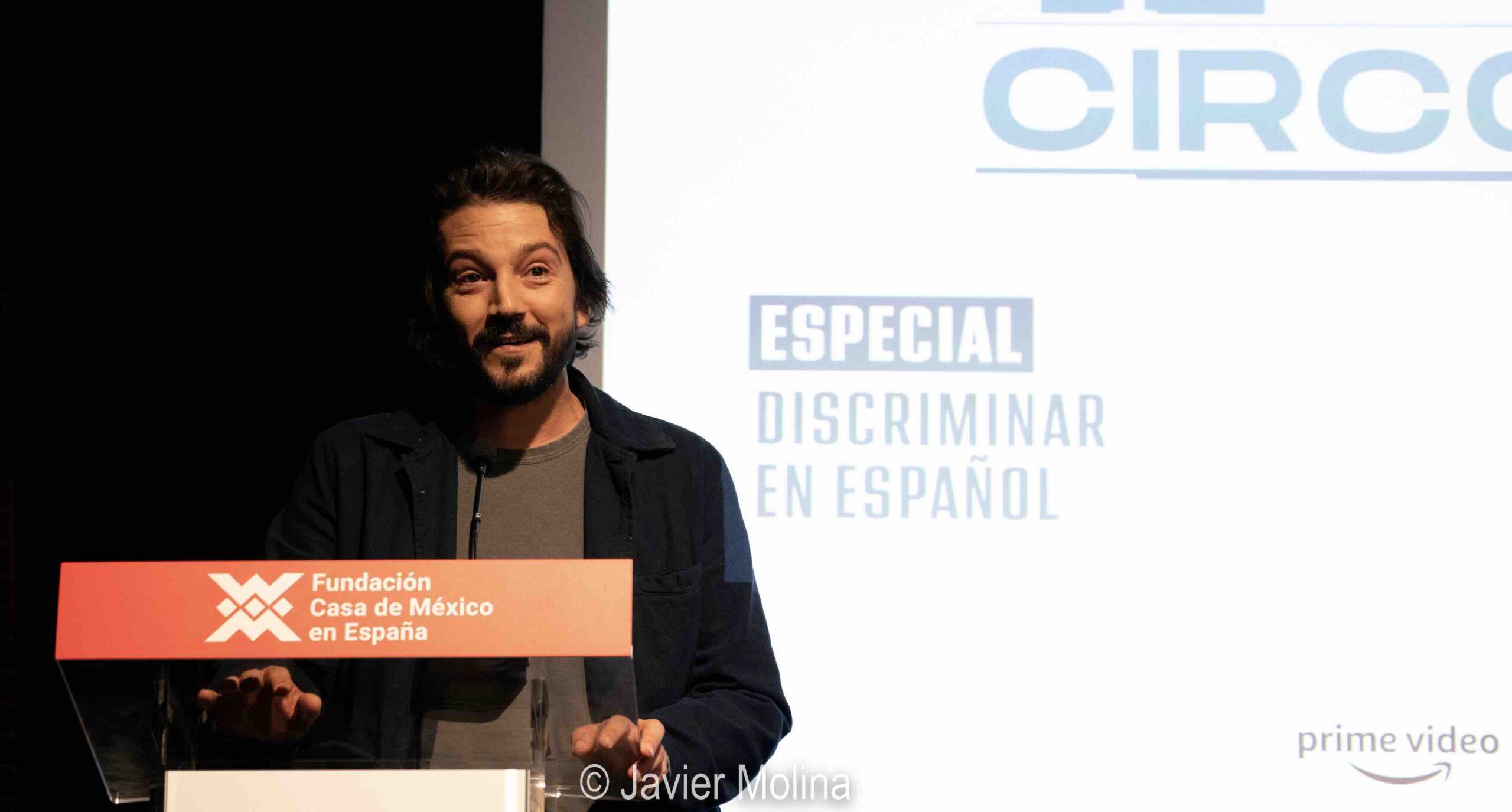 Pan y Circo: Discriminar en español, serie presentada por Diego Luna ...